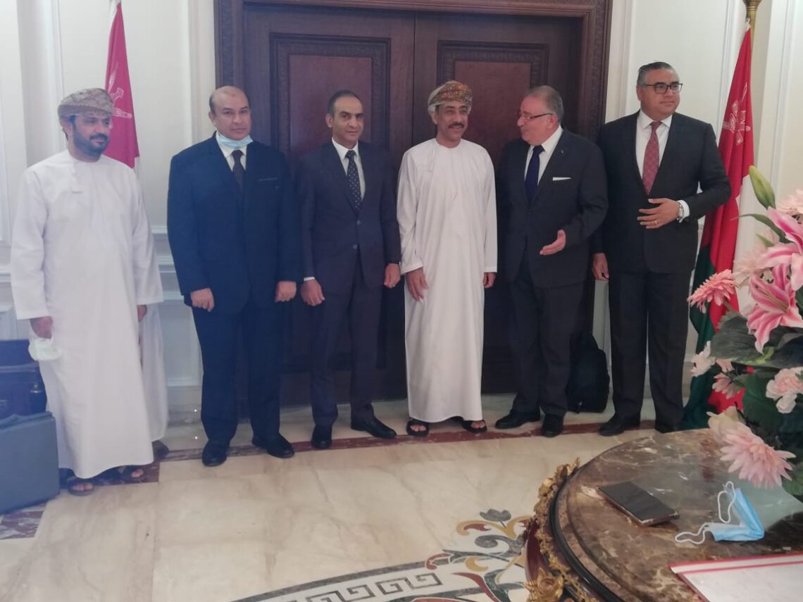 السفير العُماني بالقاهرة يبحث مجالات الإستثمار المشترك مع عدد من